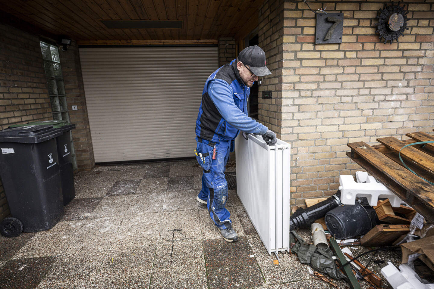 Nu het dooit, repareert Amir uit Roermond bijna non-stop lekkages: ‘Oh ...
