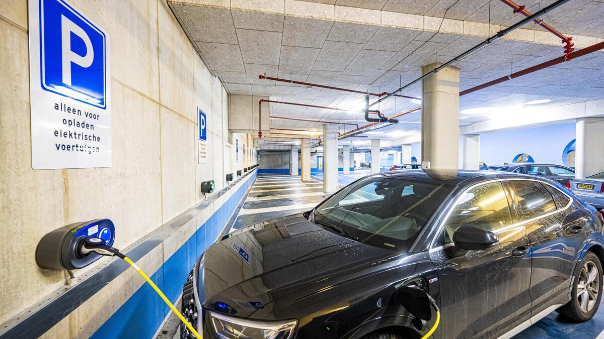Laadpalentekort in parkeergarages: opstoppingen stroomnet en ...