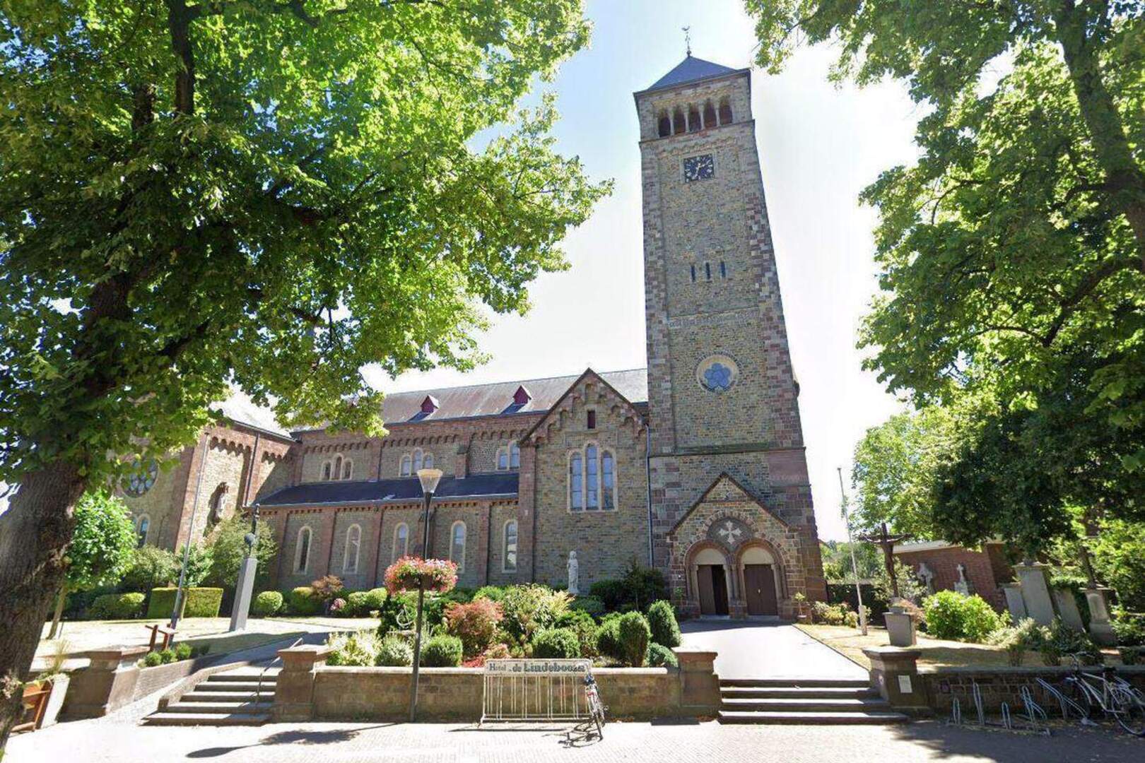 Geld voor herstel scheve toren Beek is er niet: wordt de kerk straks ...