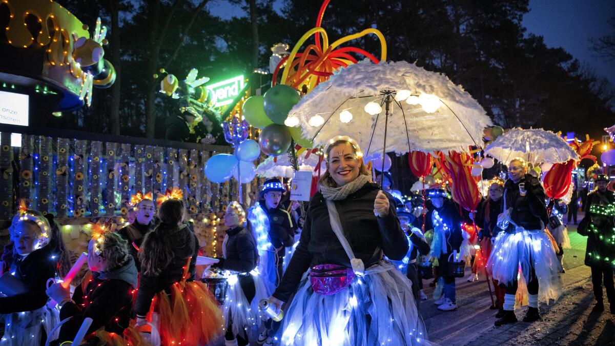 Grootste lichtstoet ooit trekt door Schinveld: bekijk hier de foto’s ...