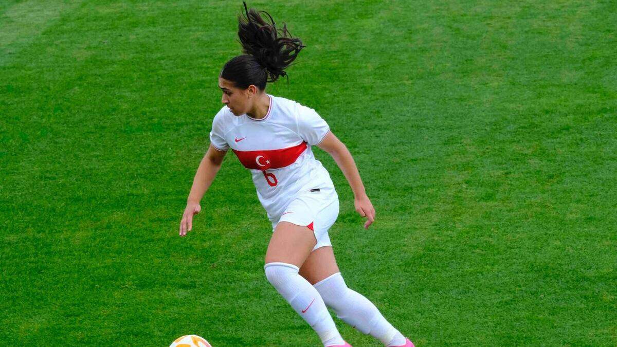 Jeugdinternational Sara uit Maastricht leert van Turkse internationals ...