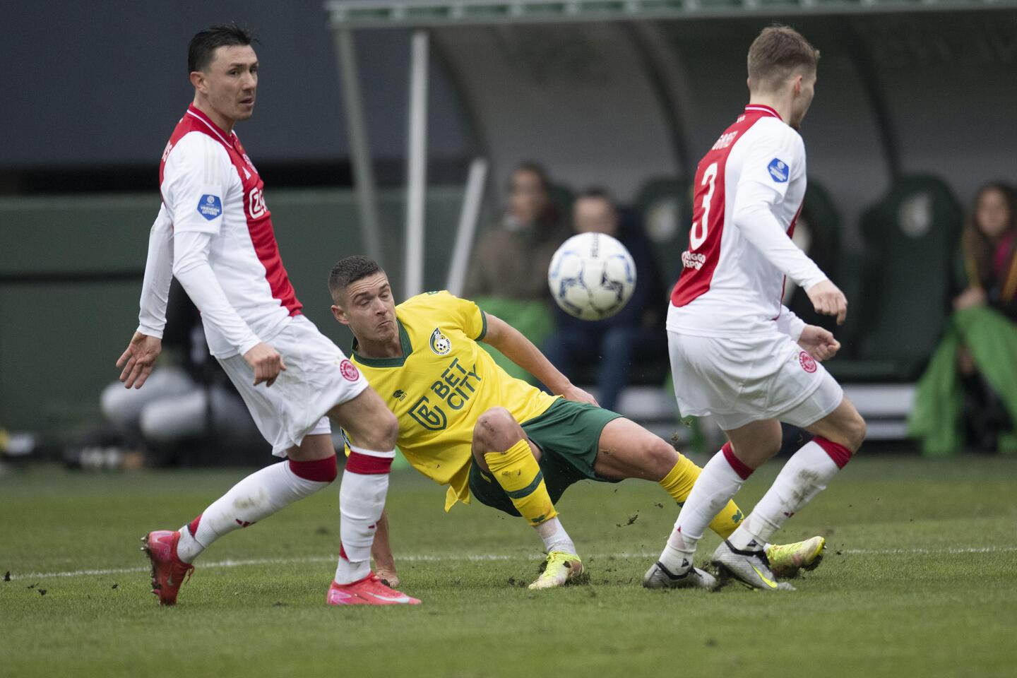 Hoe kan het veld van Fortuna zó slecht zijn? ‘Ik heb de KNVB ...