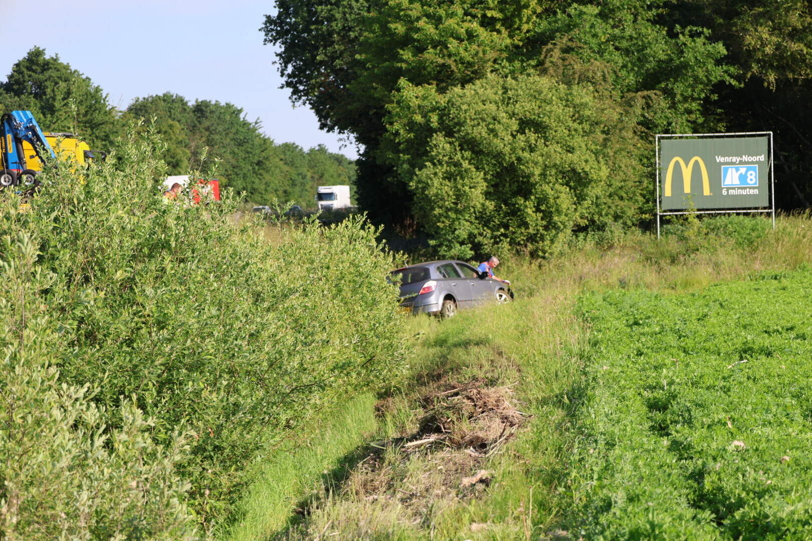 Automobilist vliegt met voertuig over vangrail op A73 bij Castenray en ...