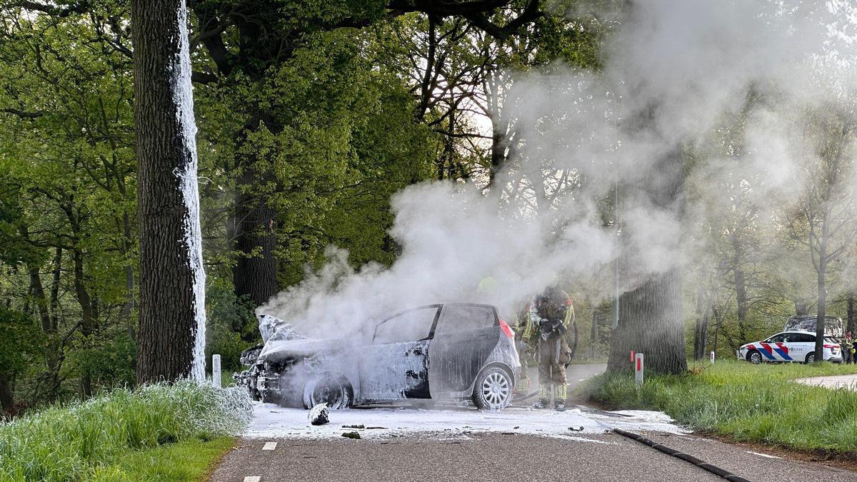 Automobilist botst tegen boom, waarna voertuig vlam vat in Sint ... Automobilist botst tegen boom, waarna voertuig vlam vat in Sint ...
