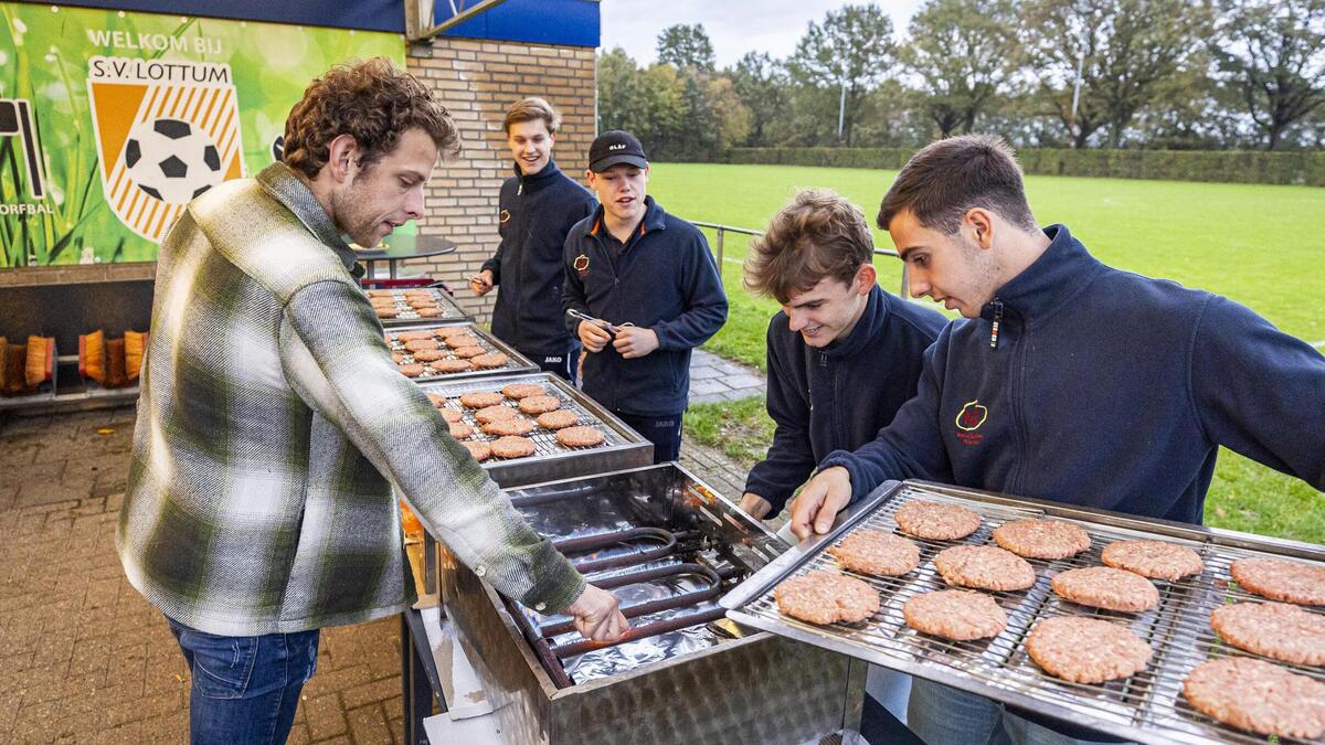 Ook op een druilerige zondag in november gaat de barbecue aan in Lottum ...