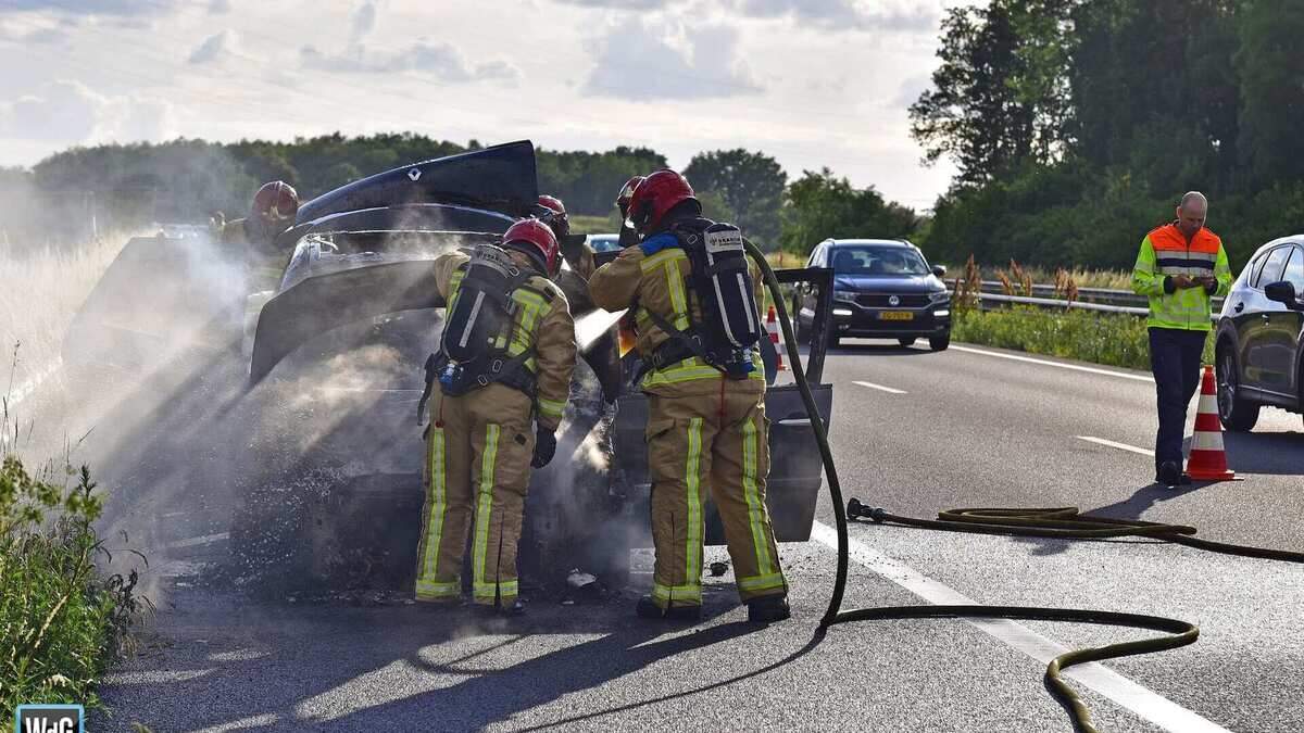 Auto vat vlam en brandt volledig uit op A2 in Weert | De Limburger