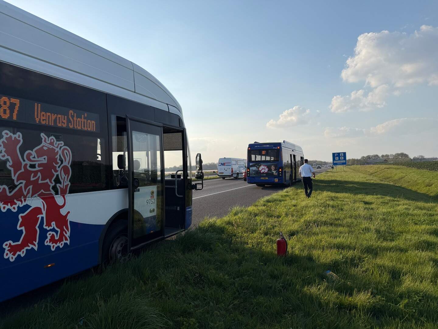Arriva-bus krijgt klapband op A73: bestuurder van bestelbusje brengt ...