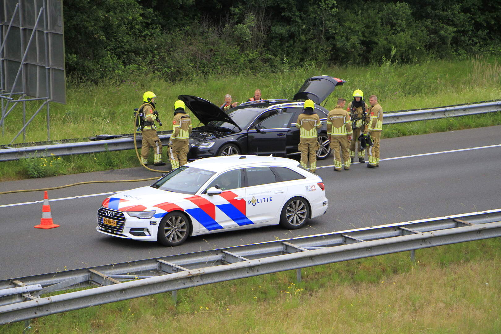 Dashboard van auto vat vlam op A2 bij Weert | De Limburger