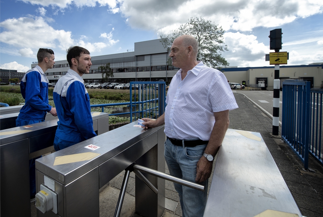 Rob gaat al 48 jaar met plezier door het beugelpoortje bij Nedcar | De ...