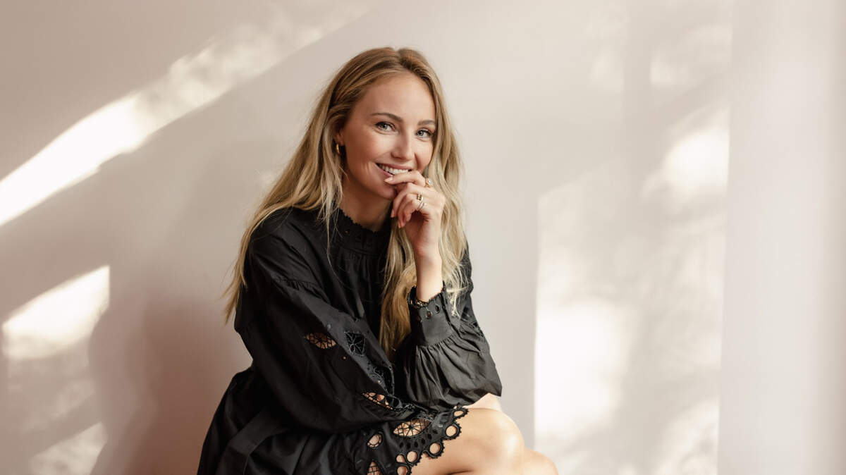 Kelly Weekers (36) schrijft haar bestsellers tegenwoordig vanaf Ibiza ...
