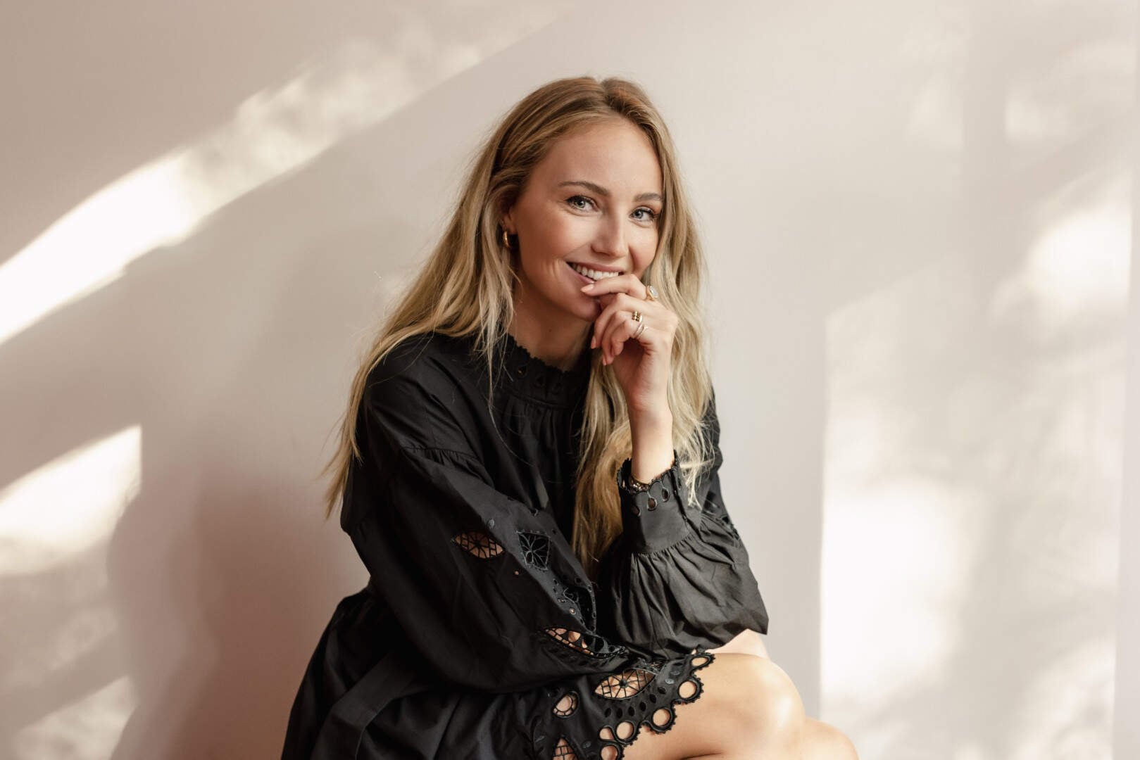 Kelly Weekers (36) schrijft haar bestsellers tegenwoordig vanaf Ibiza ...