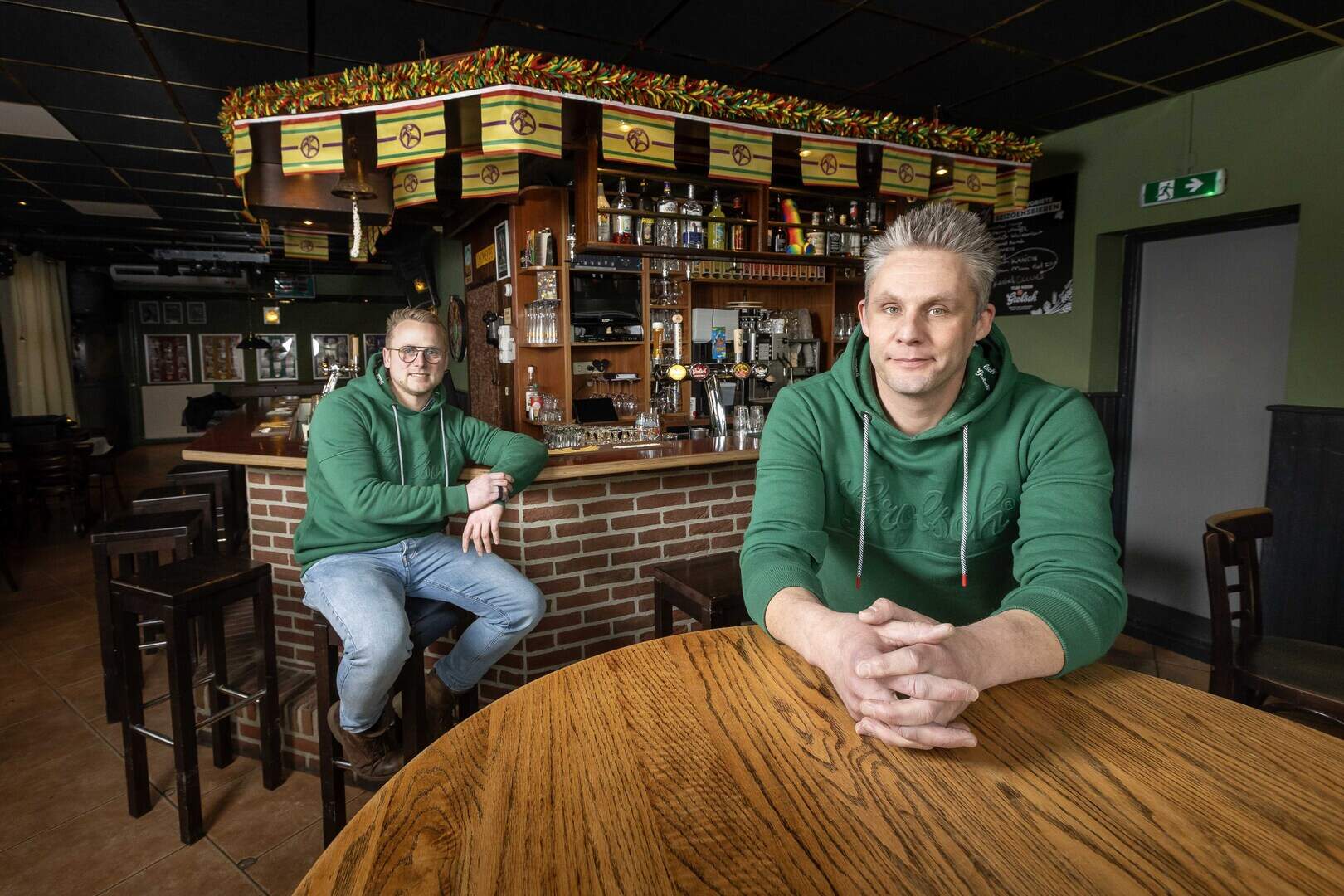 Crowdfunding moet het laatste café in Heel redden: uitbaters Richard en ...