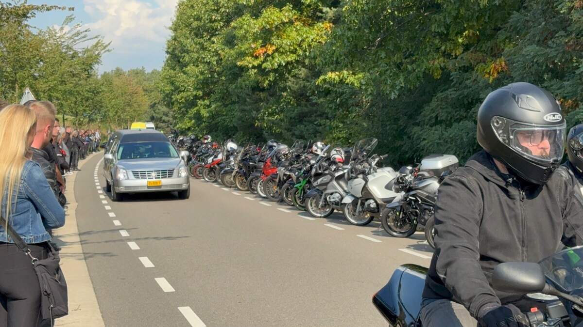 Erehaag in Venray bij uitvaart van verongelukte motorrijdster uit ...