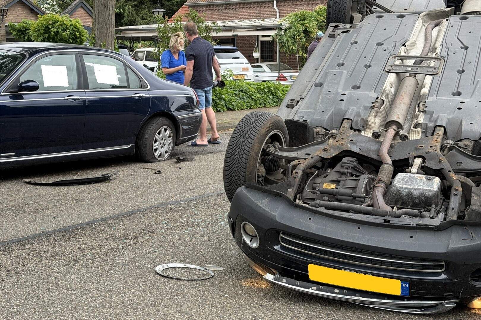 Automobilist slaat over de kop in Linne en raakt gewond | De Limburger