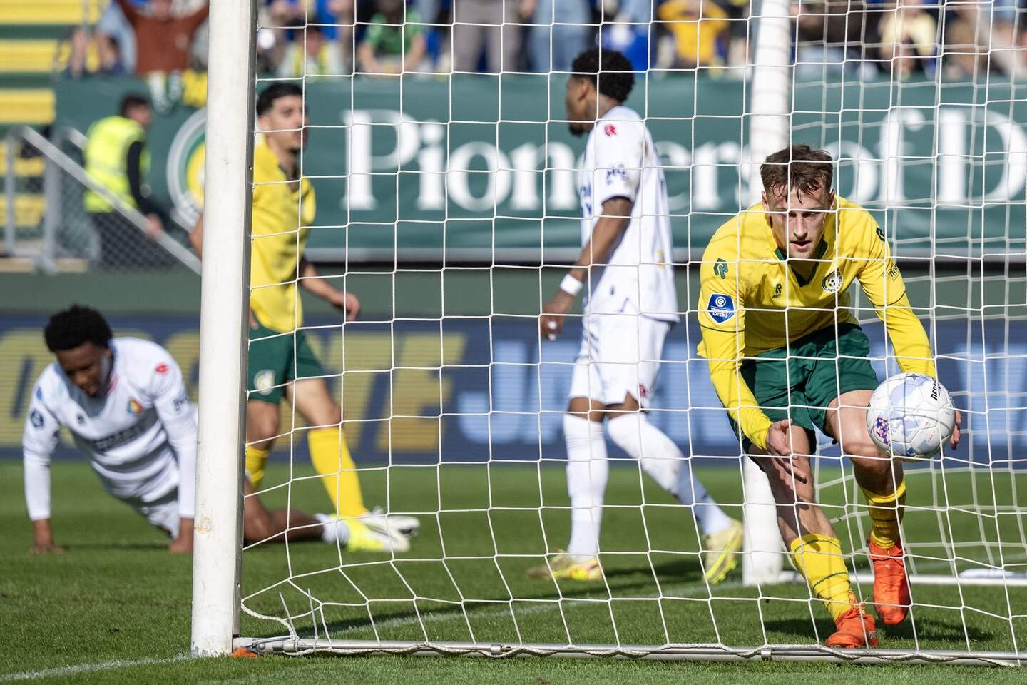 Een bijna-wereldgoal tijdens Kaj Sierhuis zijn emotionele afscheidstour ...