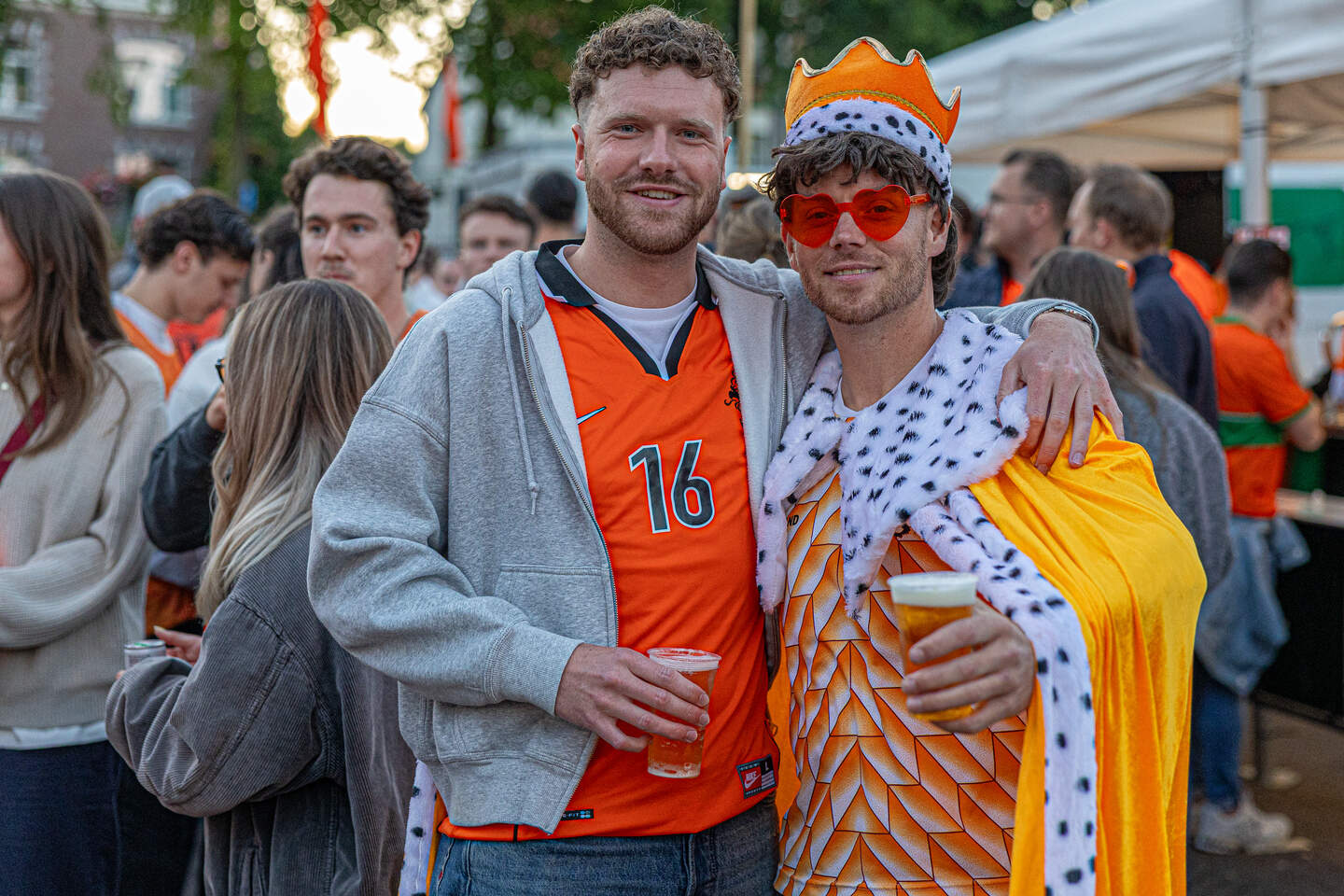 Biertjes en berusting op het WK Oranje Fanplein in Beek: ‘Gezellig hier ...