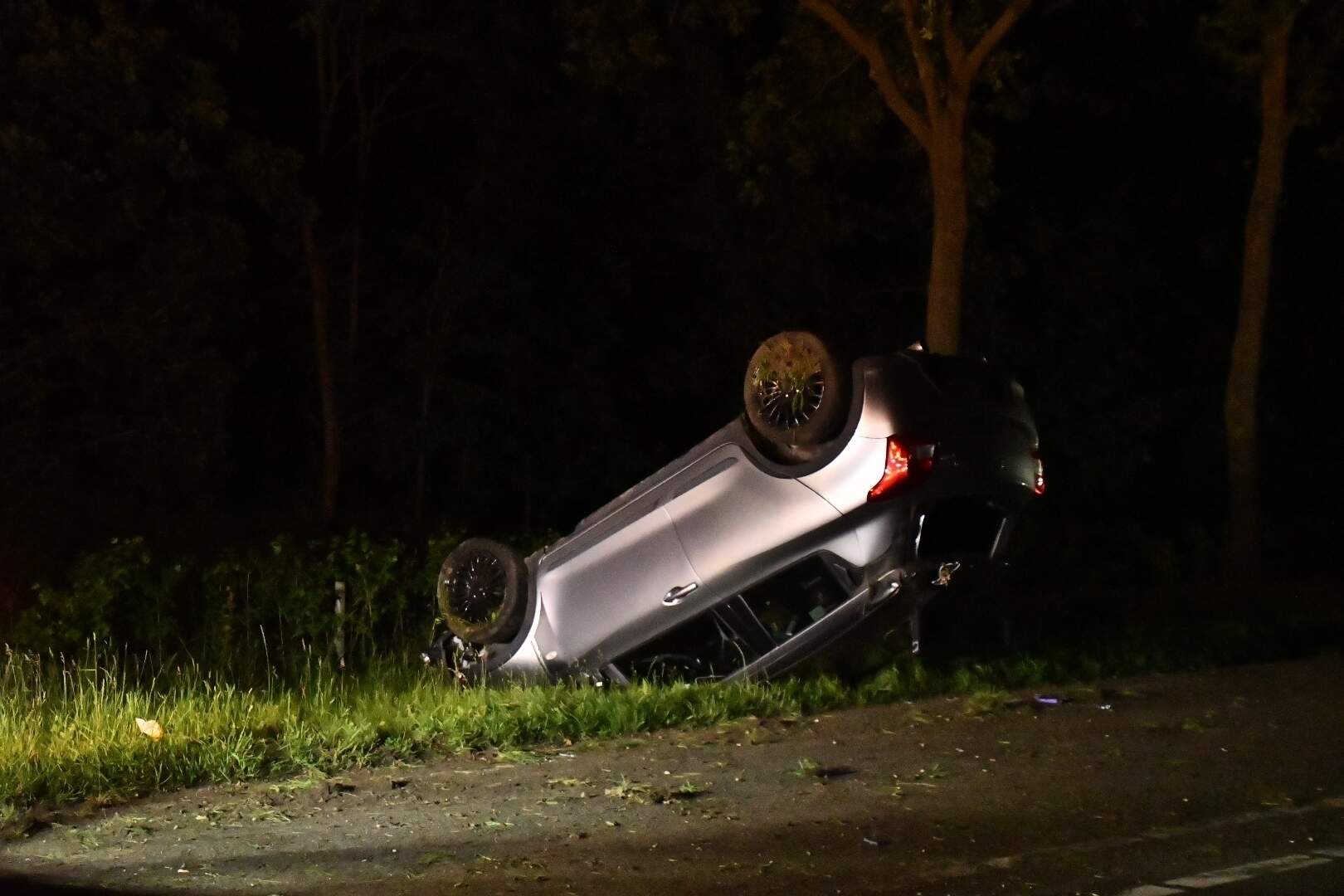 Auto belandt op de kop in Arcen | De Limburger