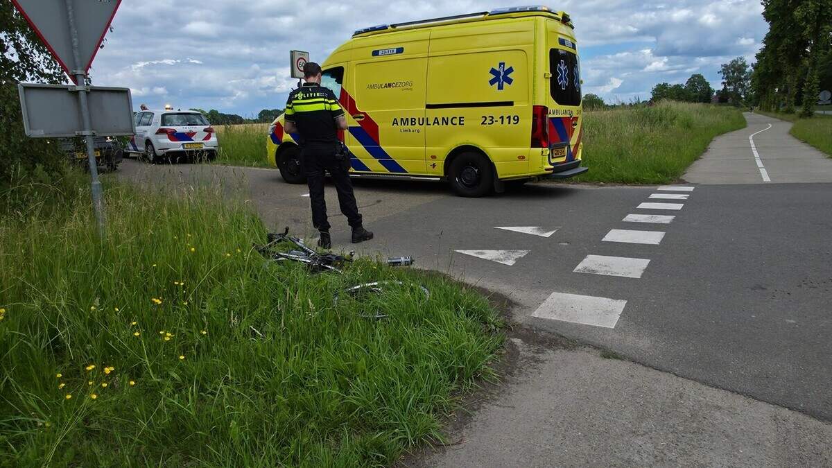 Wielrenner gewond na botsing met auto in Maasbree | De Limburger