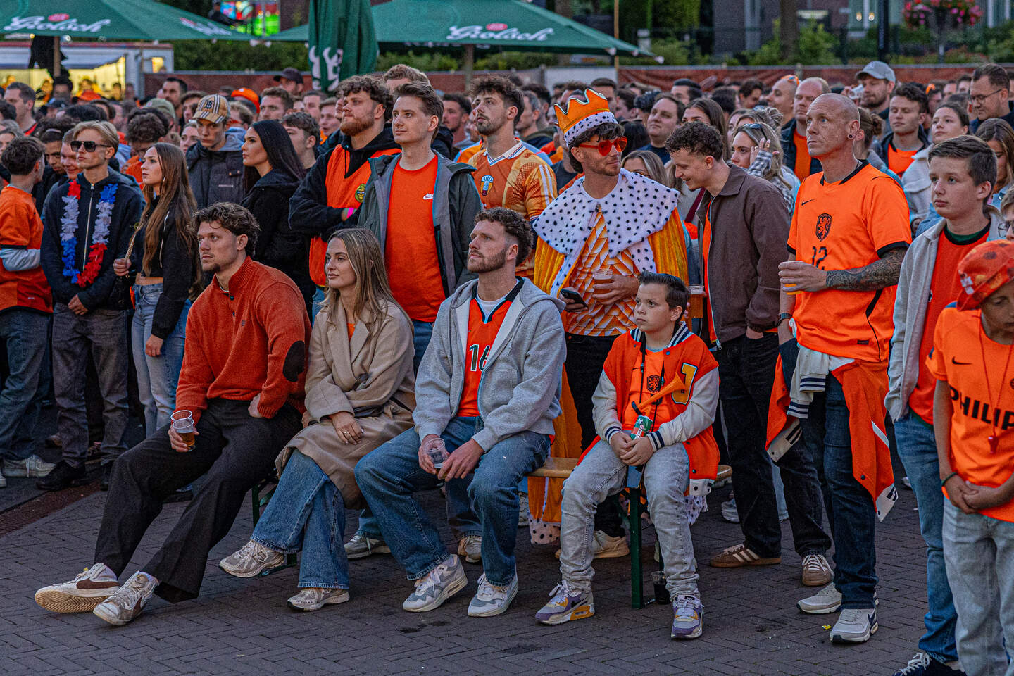 Biertjes en berusting op het WK Oranje Fanplein in Beek: ‘Gezellig hier ...