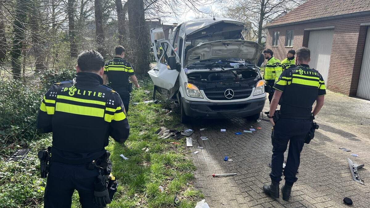 Ontploffing van gasflessen in bus in Sint Odiliënberg, bestuurder ...