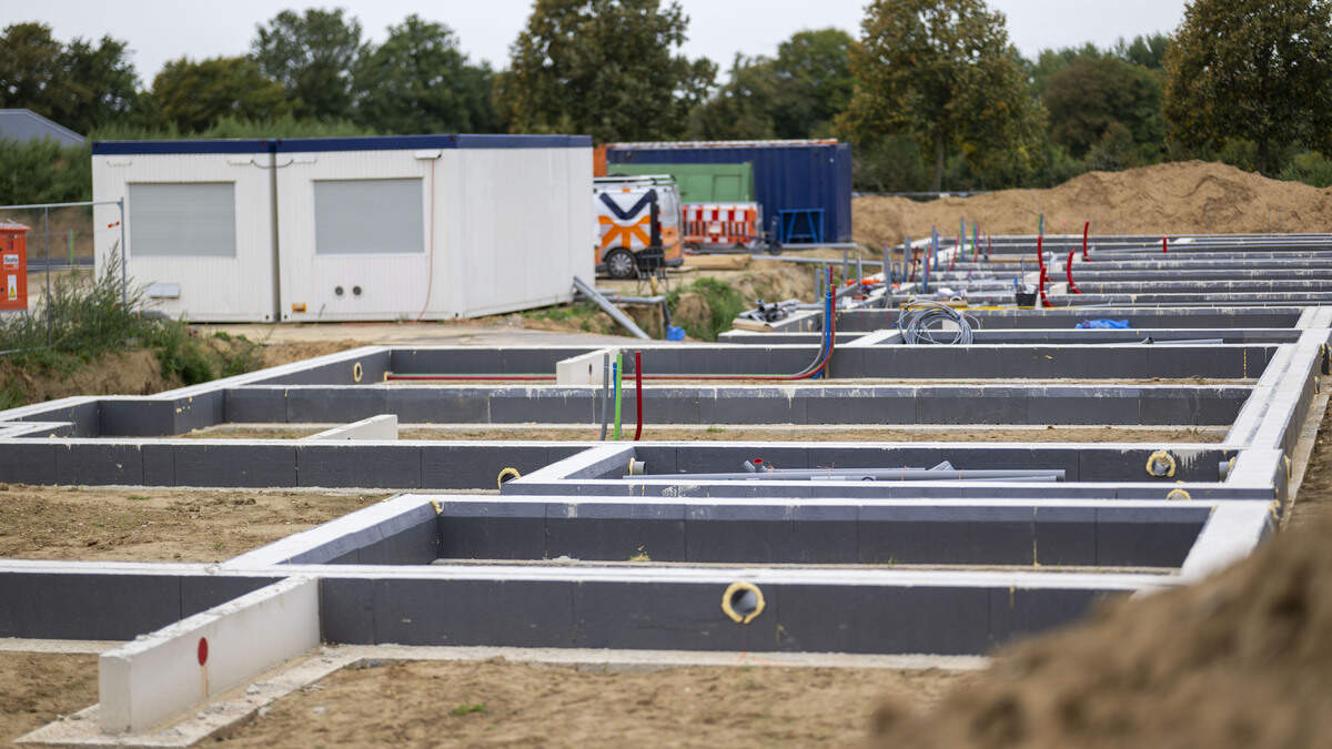 Deur op een kier voor woningbouw tegenover Amerikaanse begraafplaats in ...