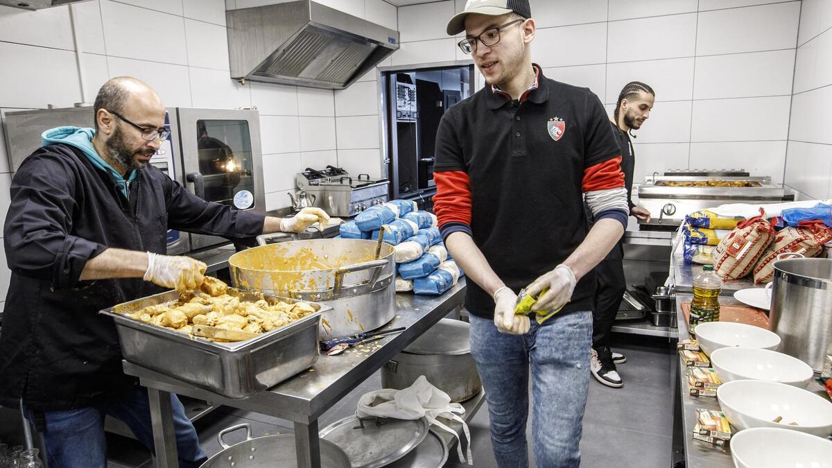 Vanuit eigen nieuwe keuken koken Tigers honderden iftar-maaltijden per ...