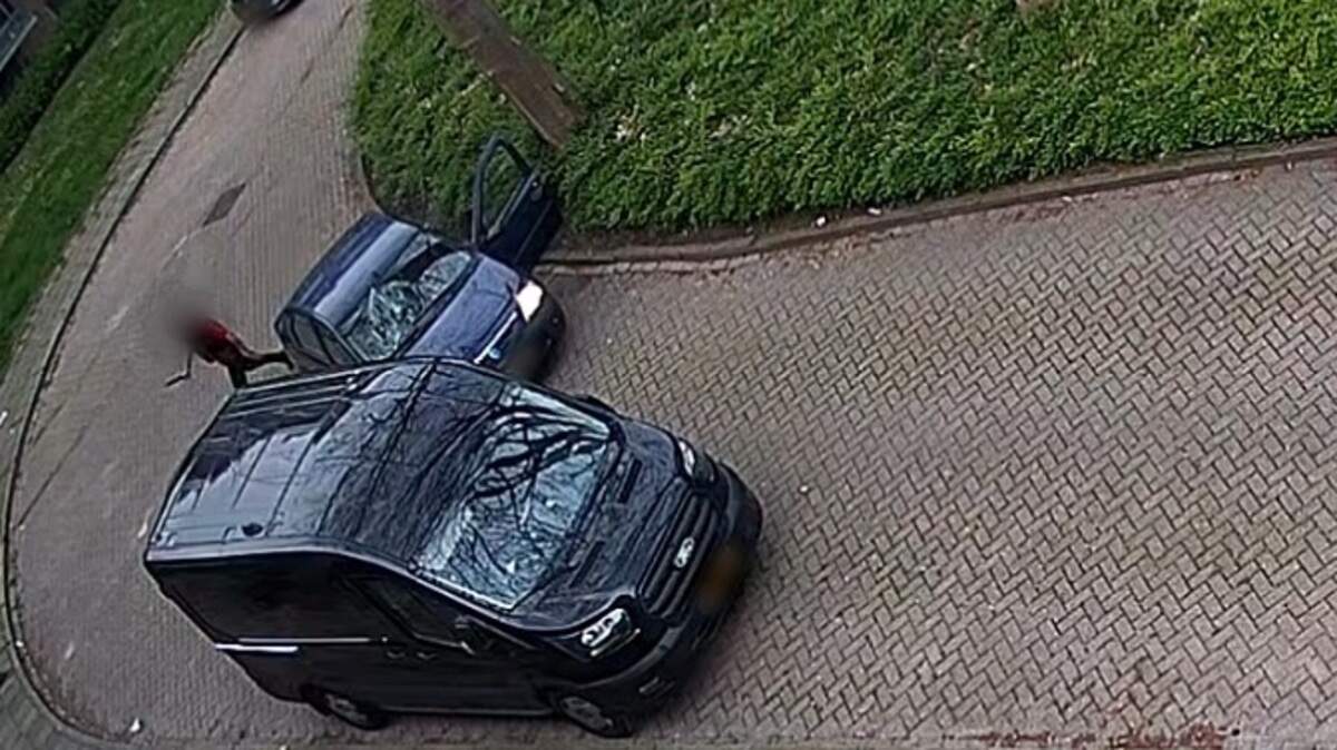 Camera legt krankzinnig tafereel in Sittard vast: Hennes E. (37) rijdt ...