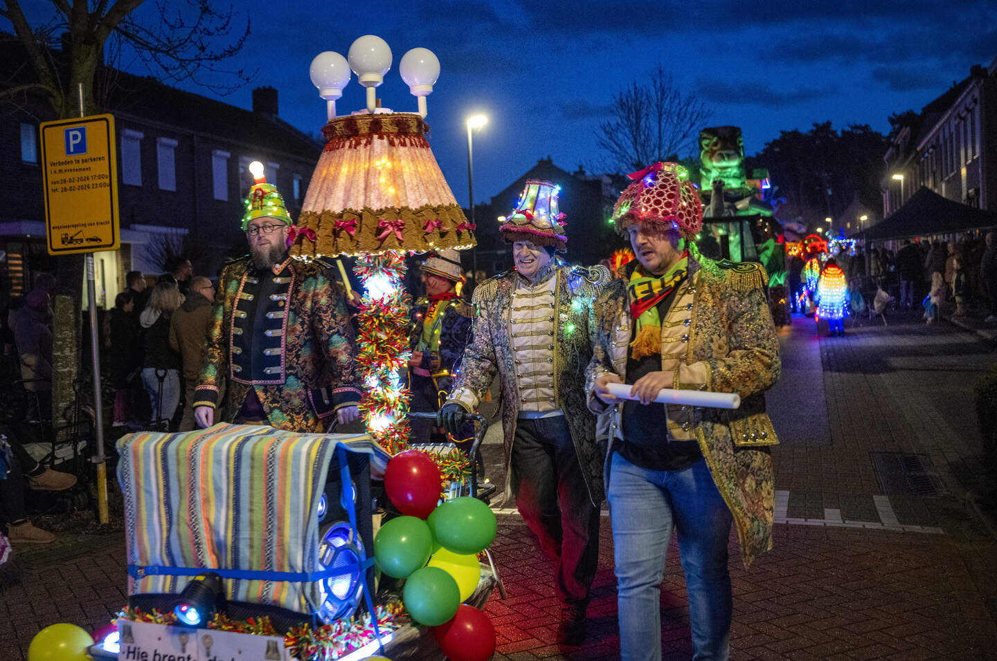 Schinveld schittert en straalt tijdens drukbezochte Lichtstoet, die ...