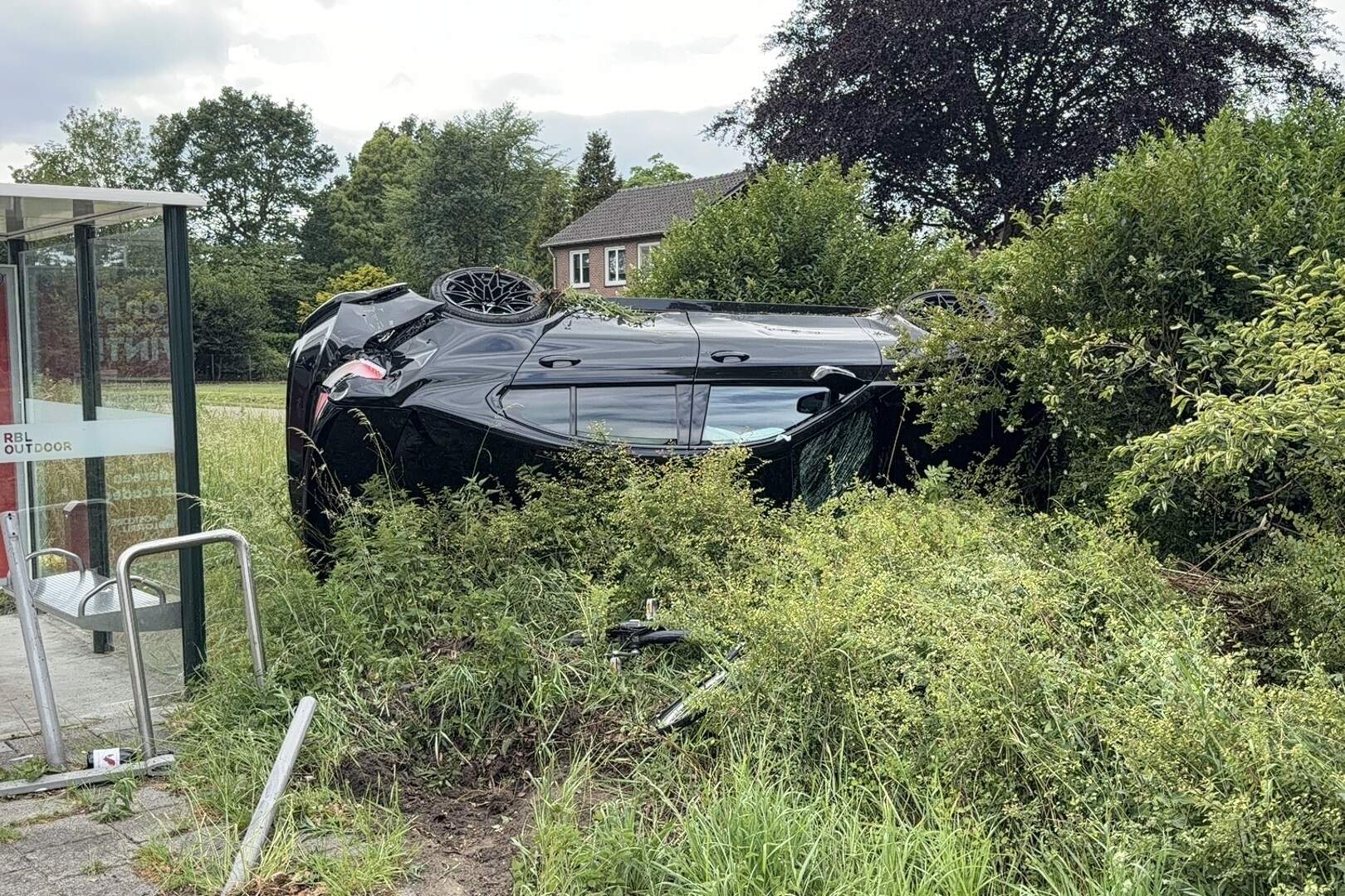 Auto eindigt op zijkant na eenzijdig ongeval in Ysselsteyn | De Limburger