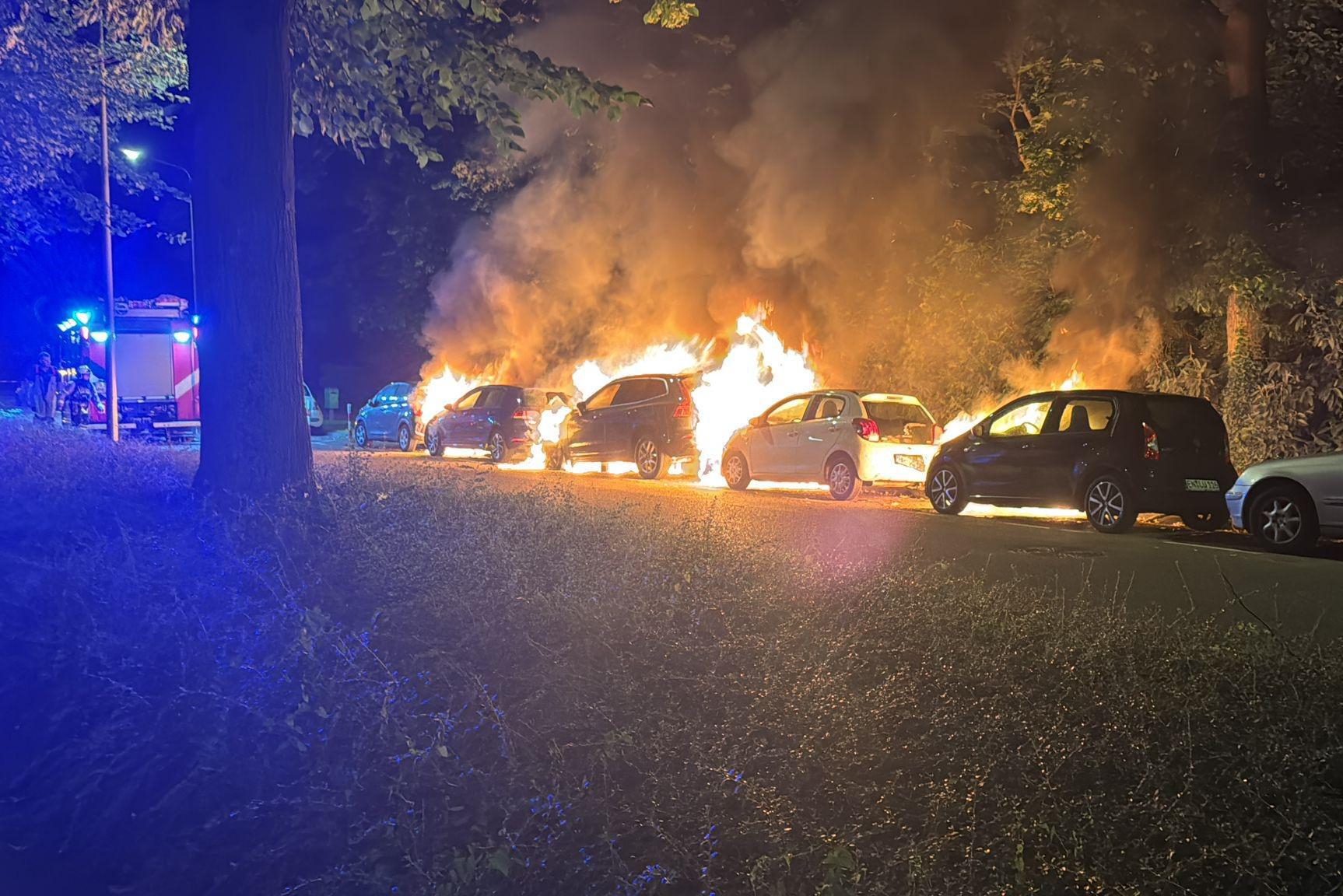 Weer nachtelijke autobrand in Maastricht: ditmaal vijf voertuigen op ...
