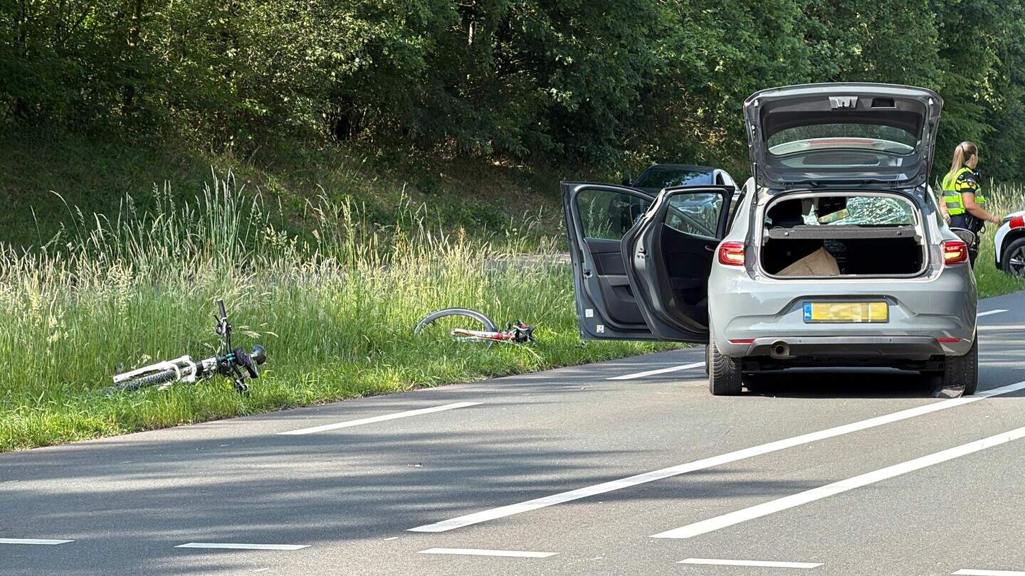 Wielrenner naar het ziekenhuis na botsing met auto in Maria Hoop ...
