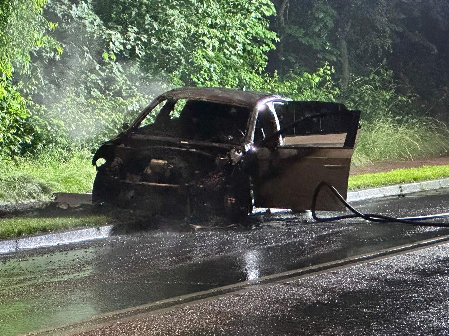 Rijdende auto vat vlam en brandt volledig uit in Landgraaf | De Limburger