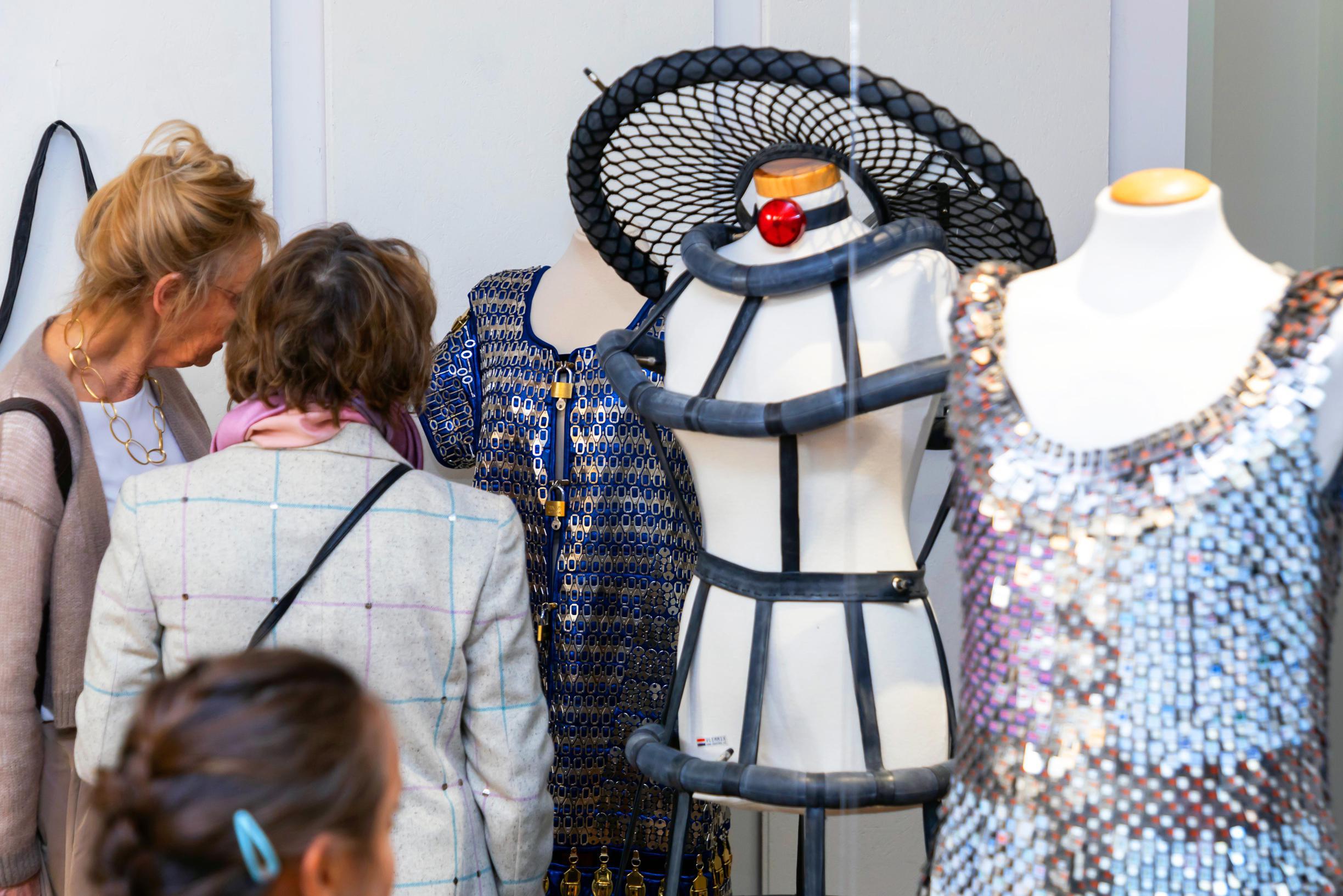 Kunstenares Hinke Luiten houdt rondleiding door tentoonstelling ‘Anders ...