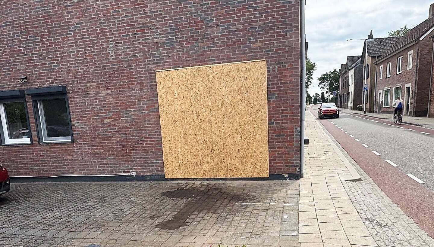 Kalle uit Kerkrade lag in bed toen een auto zich in zijn huis boorde ...