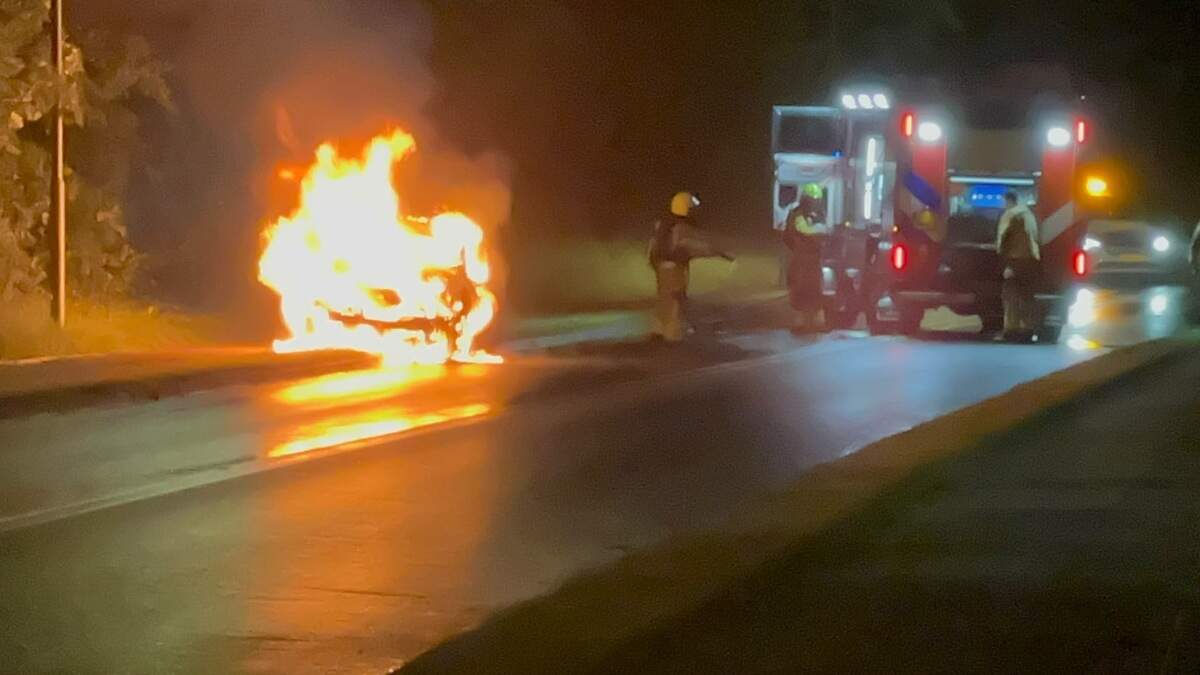 Rijdende auto vat vlam en brandt volledig uit in Landgraaf | De Limburger