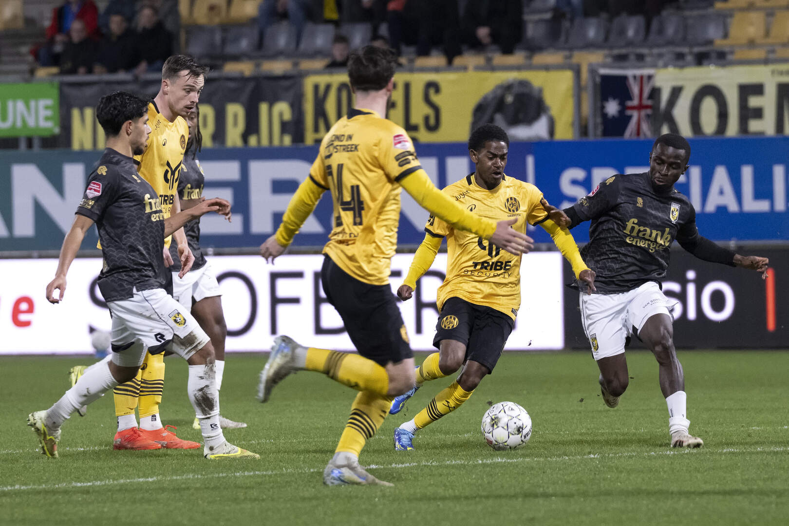 Roda werkt zichzelf in nesten met onnodig verlies tegen Vitesse | De ...