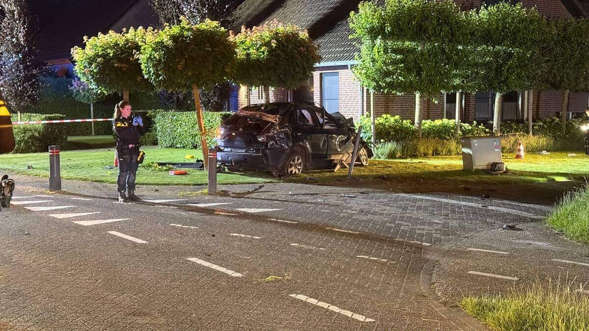 Auto belandt in voortuin in Ell en raakt zwaar beschadigd: meerdere ...