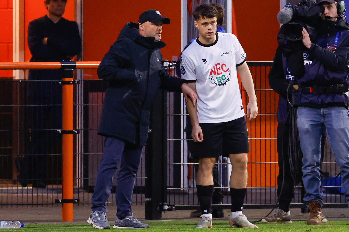 ‘Pure jongen’ Vito van Crooij krijgt van oude bekende een podium om ...