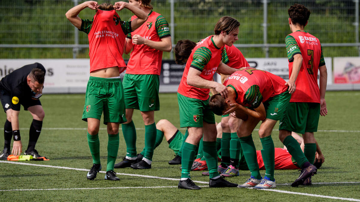 Tranen bij RKSV Heer na degradatie op eigen veld: ‘Het liep het hele ...