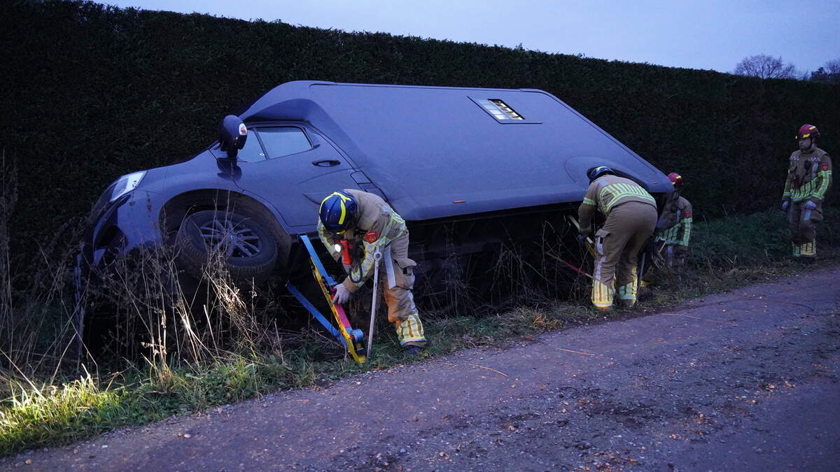 Paardenauto met meerdere paarden op zijkant terechtgekomen in ...