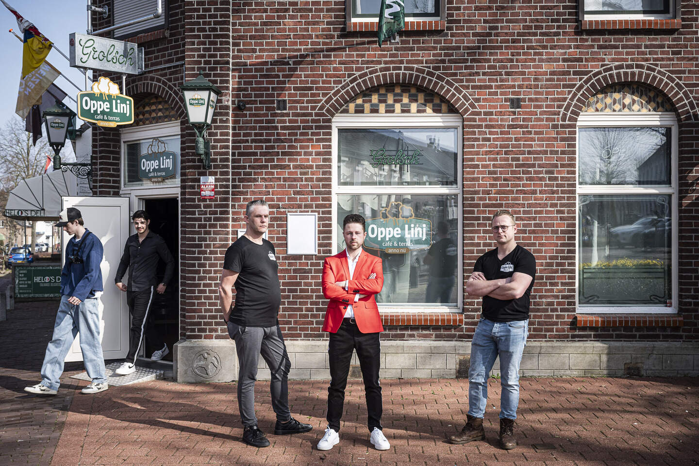 Accordeonist Dwayne (34) brengt ode aan café Oppe Linj in Heel: ‘Ik ...