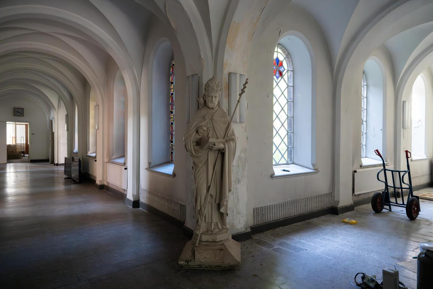 Kunstenaars brengen nieuw leven in verlaten Sint Gregoriusklooster in ...