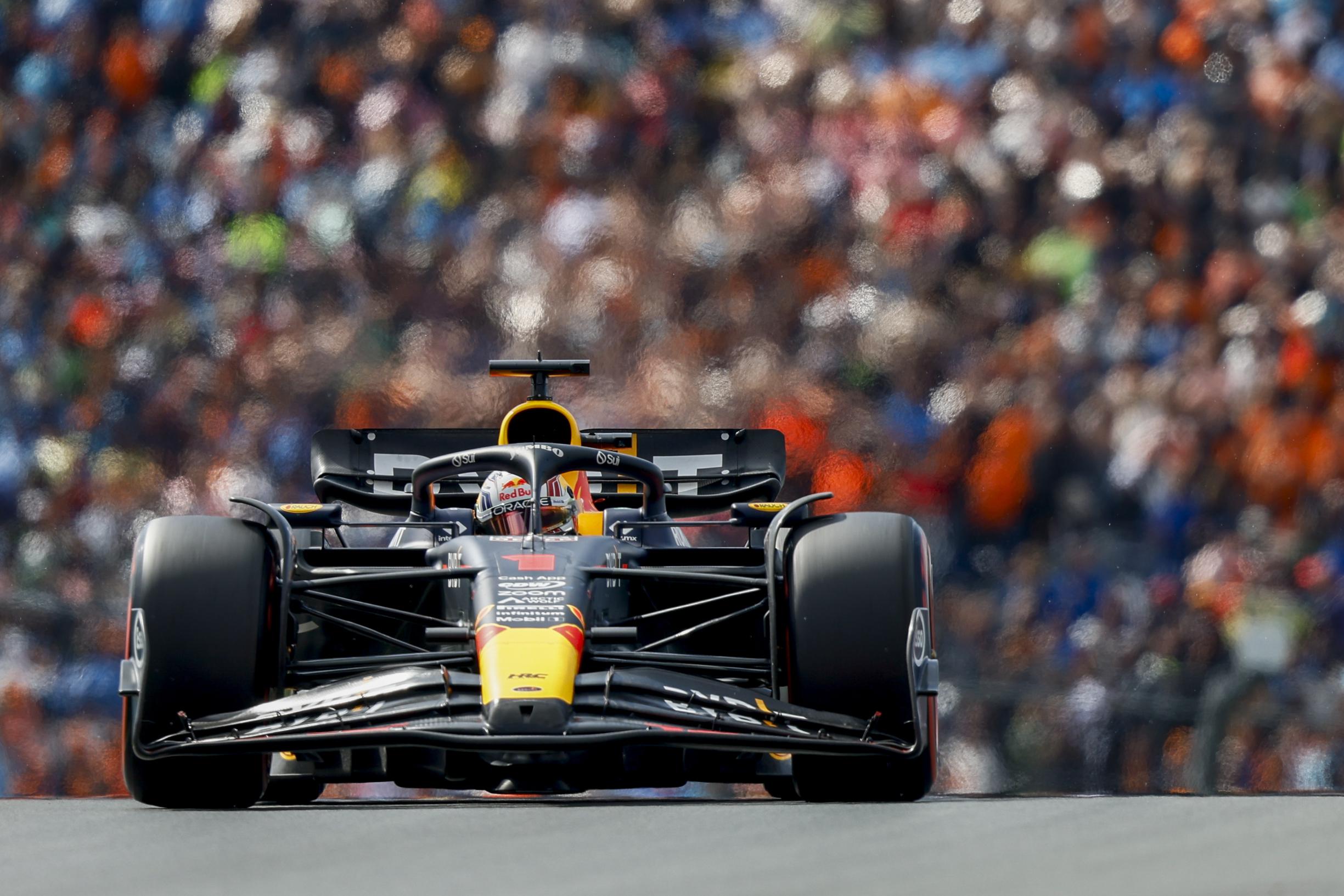 TERUGLEZEN Race achter safety car hervat, Verstappen leidt in Zandvoort ...