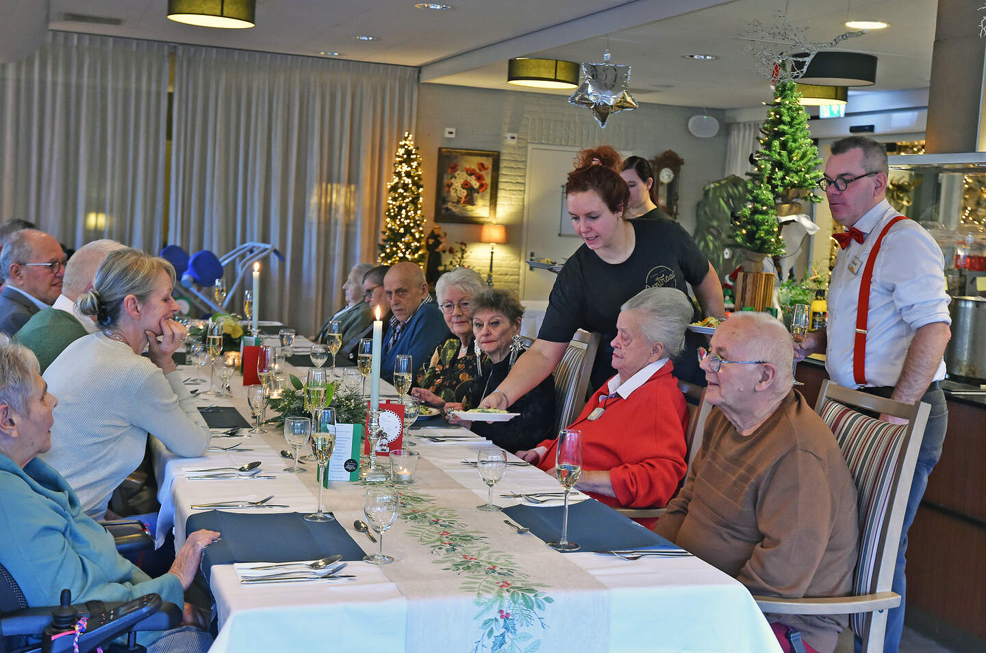 Restaurantpersoneel verzorgt op vrije eerste kerstdag diner voor ...