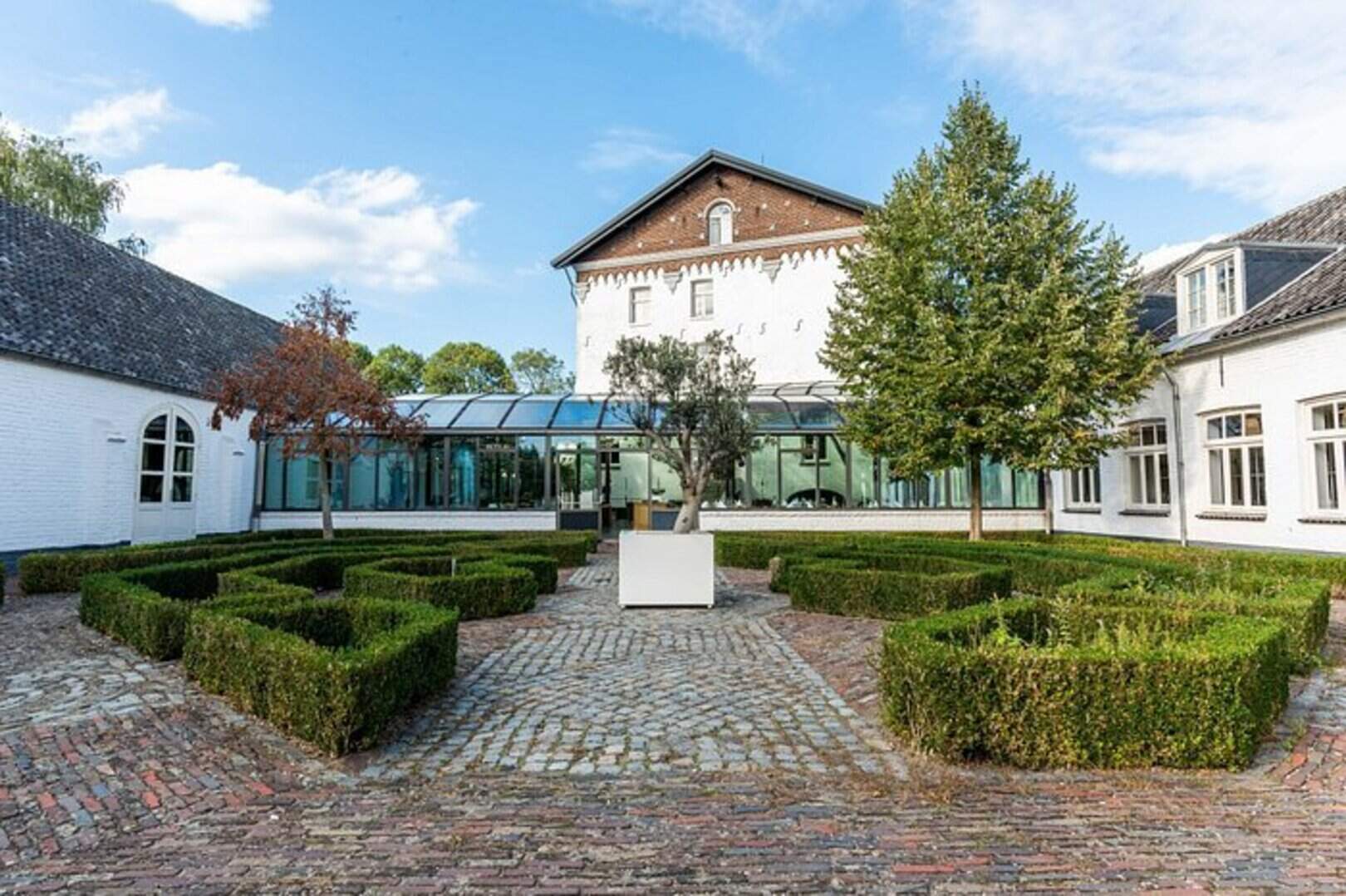 Château De Raay dreigt met rechter als sporthal en school naast hotel ...