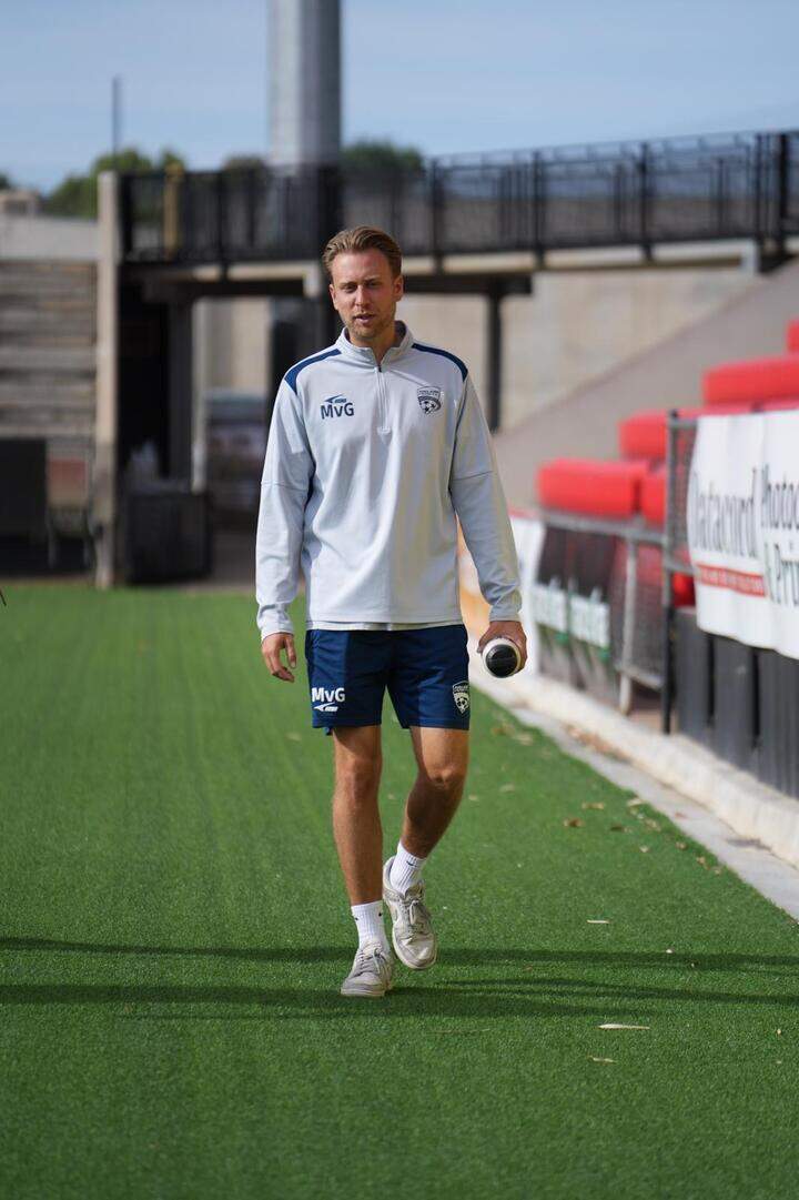 Mitch (31) uit Sittard is de baas bij een Australische topclub: ‘Slang ...