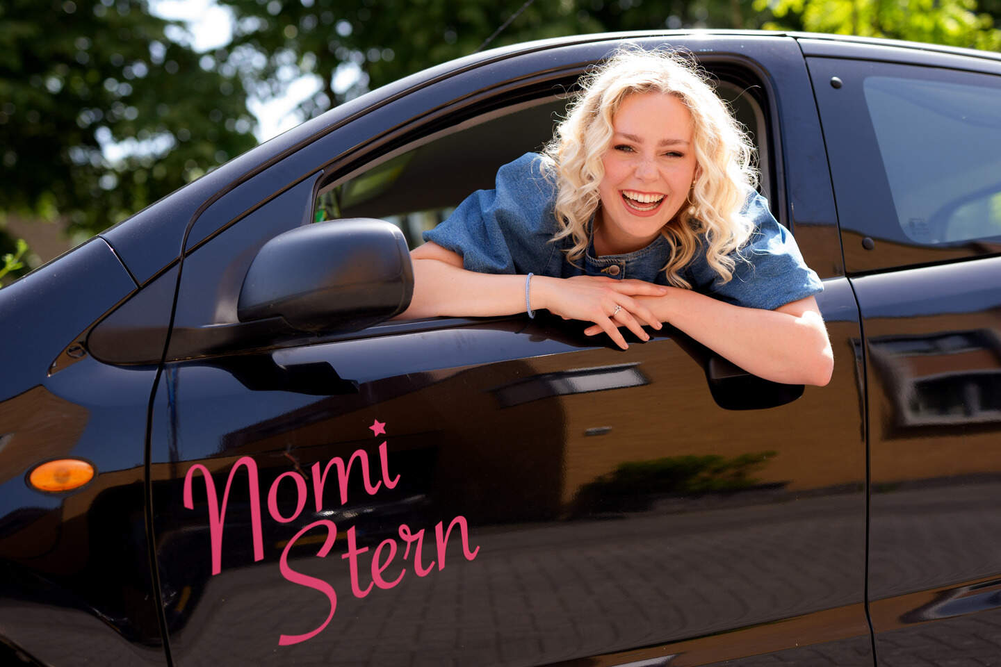 Nomi (23) uit Geleen mag met eigen lied optreden voor miljoenenpubliek ...