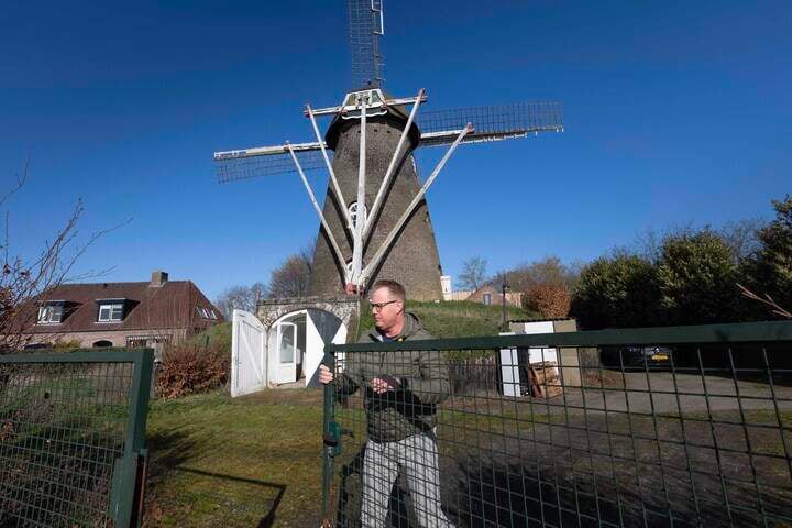 René en zijn vrouw Sophie redden verloederde Sint Odamolen in Weert en ...
