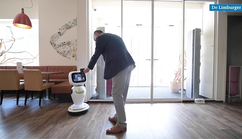 Video: Robots Jamie en Amy verzorgen de bediening in Maastrichts ...