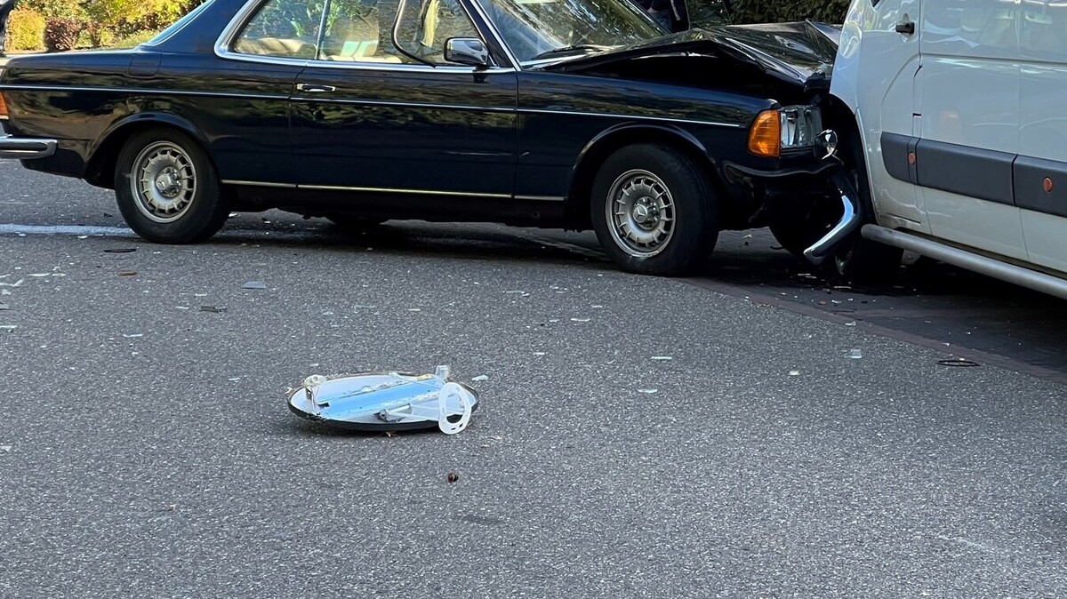 Oldtimer Mercedes total loss na botsing tegen geparkeerde bestelbus in ...